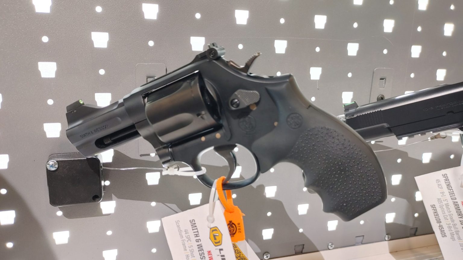 S&W and Lipseys Unleash the Night Guard By: Travis Pike - Global ...